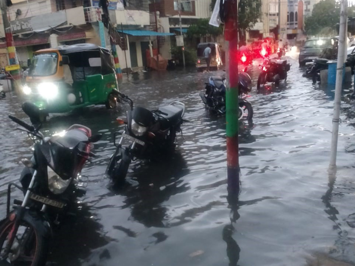 విజయవాడలో ఉరుములు, మెరుపులతో కూడిన భారీ వర్షం (ఫొటోలు) | Rain Water Logged On Roads Due To Heavy ...